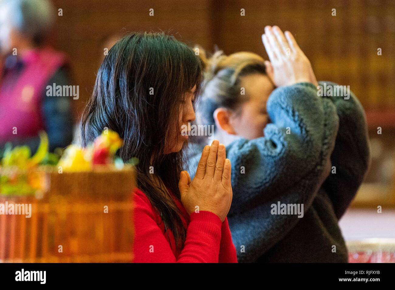 Los Angeles, USA. 5th Feb, 2019. People pray for blessings on the first ...