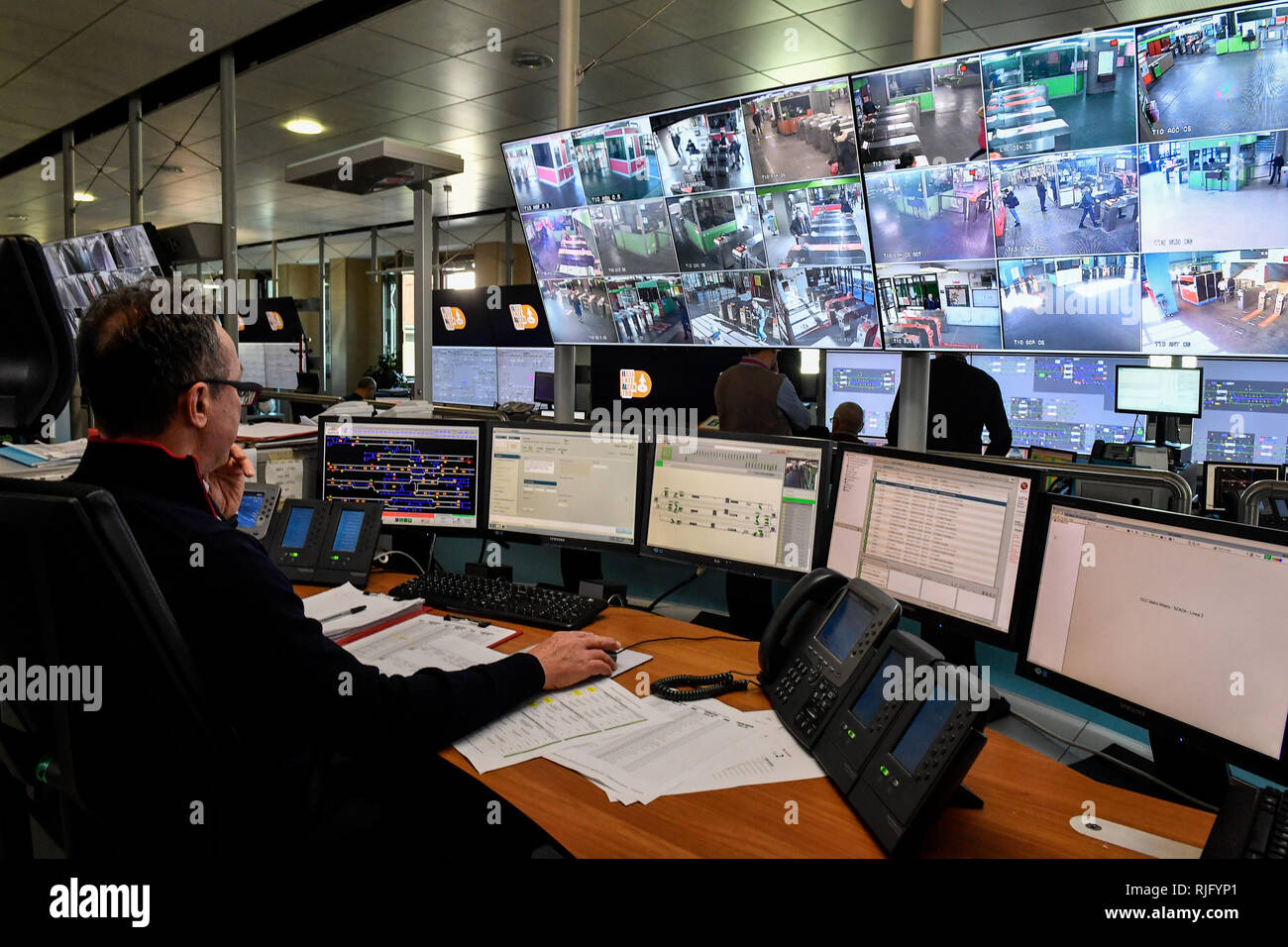 Sala operativa hi-res stock photography and images - Alamy