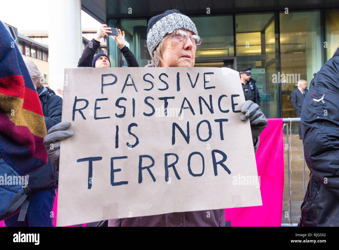 Passive resistance hi-res stock photography and images - Alamy