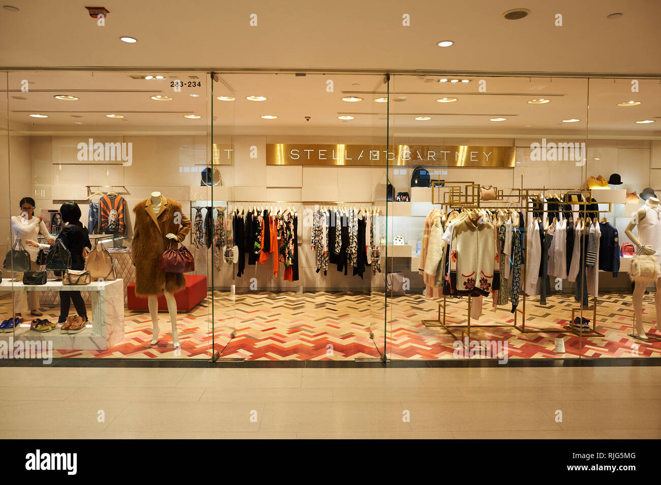 HONG KONG - DECEMBER 25, 2015: interior of store at shopping mall in ...