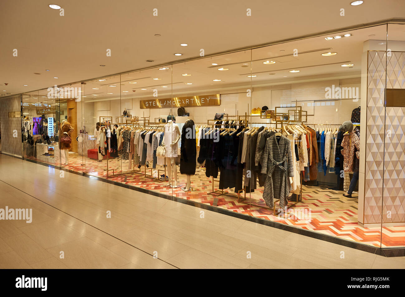 HONG KONG - DECEMBER 25, 2015: interior of store at shopping mall in ...