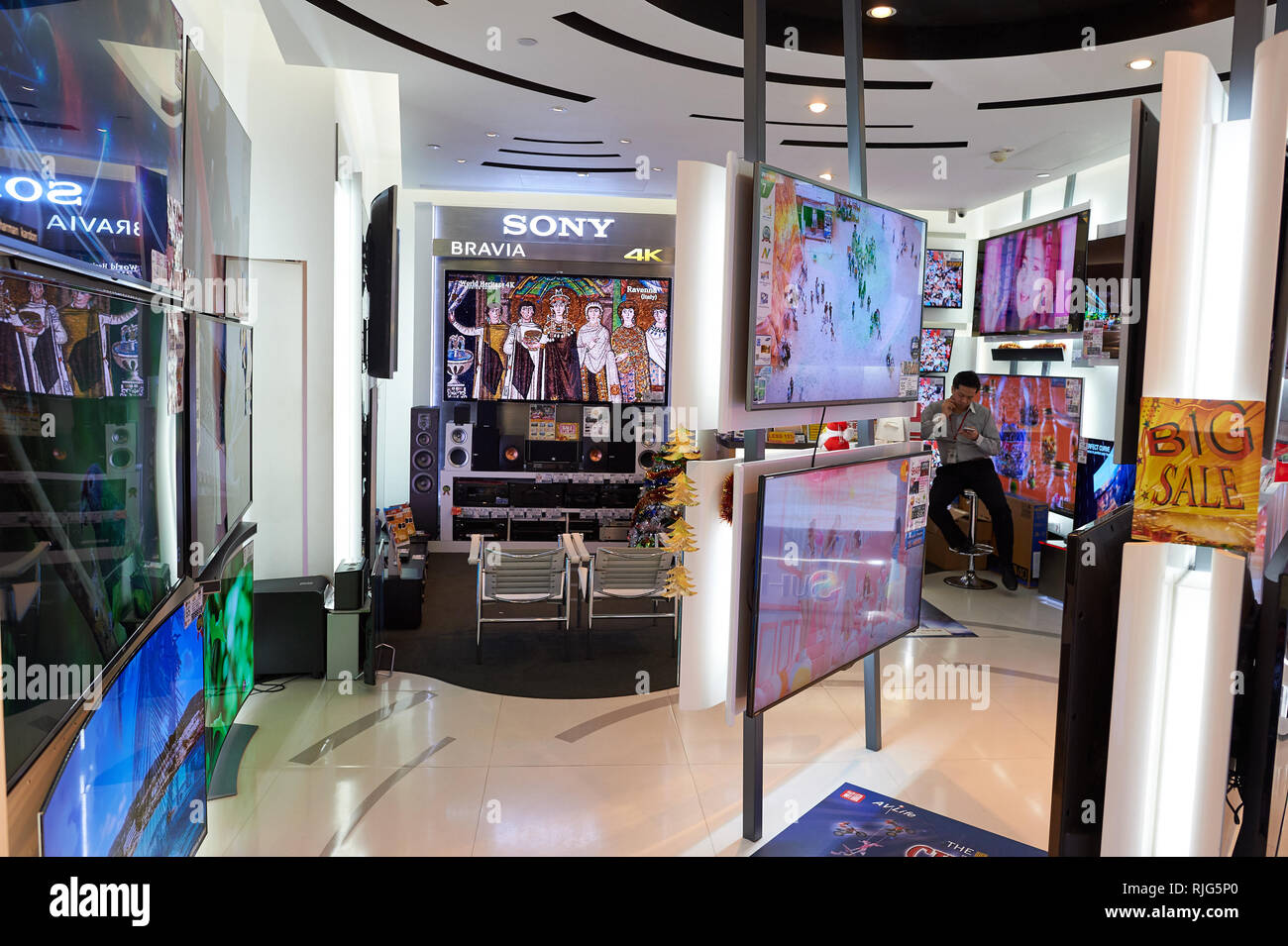 HONG KONG - DECEMBER 25, 2015: interior of ifc shopping mall in Hong ...
