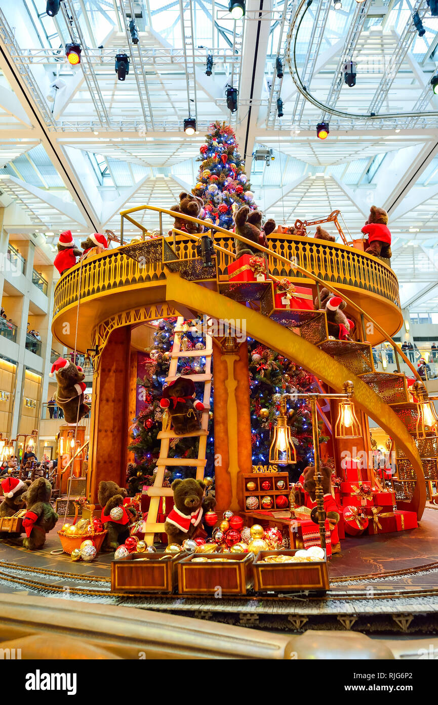 HONG KONG - DECEMBER 25, 2015: interior of the Landmark shopping mall ...