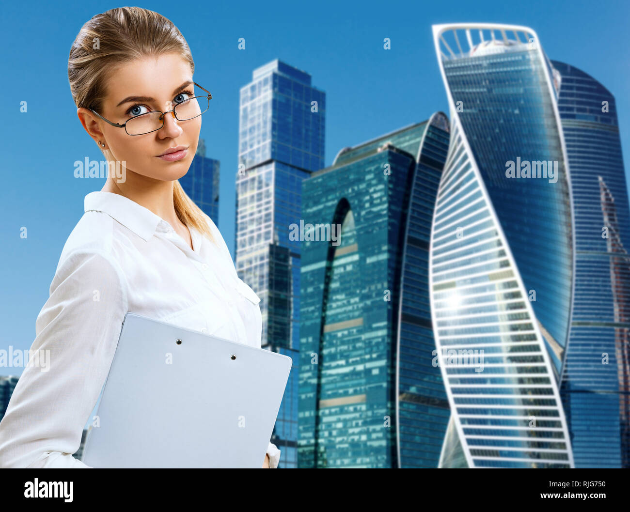 Office woman clipboard hi-res stock photography and images - Alamy