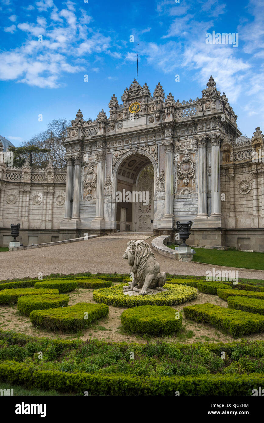 Gate of The Sultan - entry to The magnificent Dolmabahce Palace, home ...