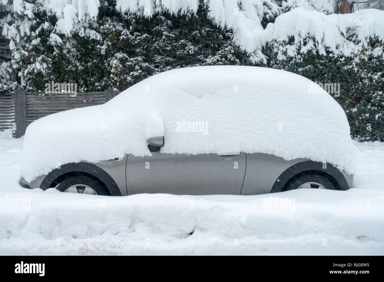 Snowed in car hi-res stock photography and images - Alamy