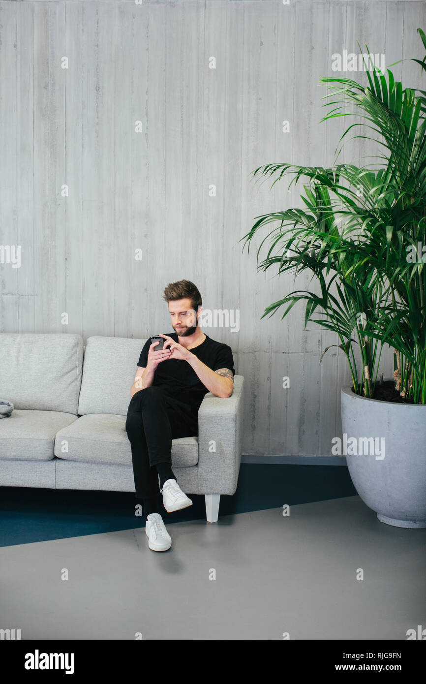 Man using cell phone with hi-res stock photography and images - Alamy