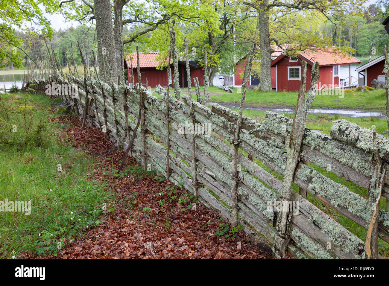 Cottage fence hi-res stock photography and images - Alamy