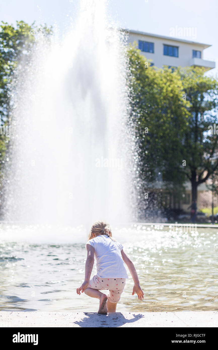Fountain with people and children hi-res stock photography and images ...