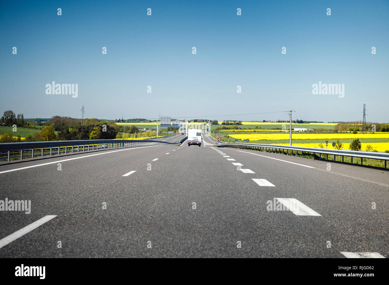 Driving toward the horizon hi-res stock photography and images - Alamy