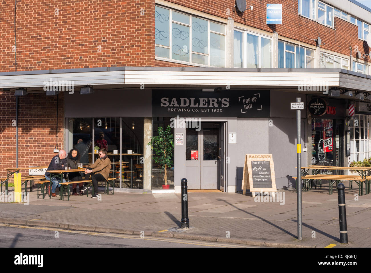 Pop up bar hi-res stock photography and images - Alamy