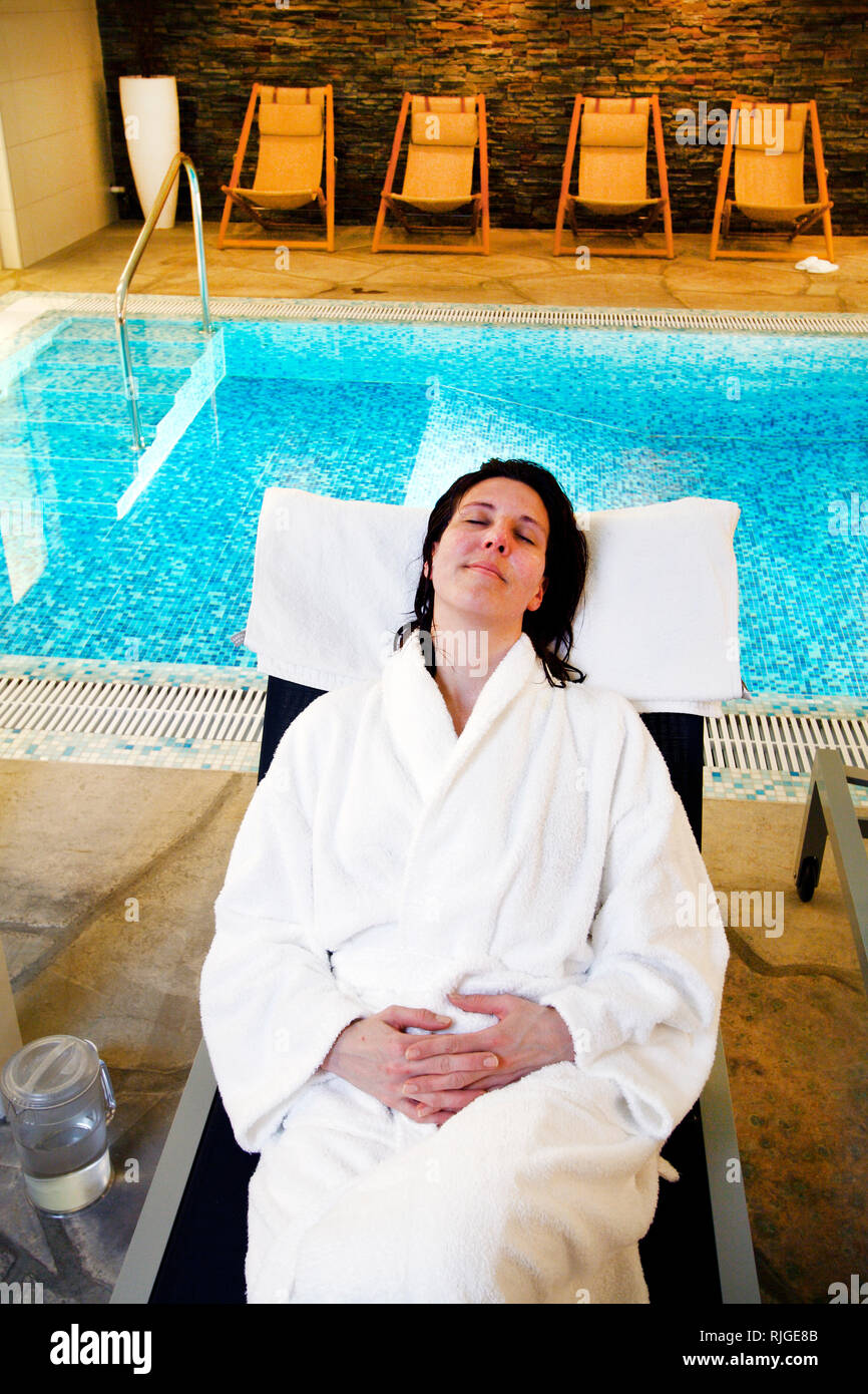People sitting near pool hi-res stock photography and images - Alamy