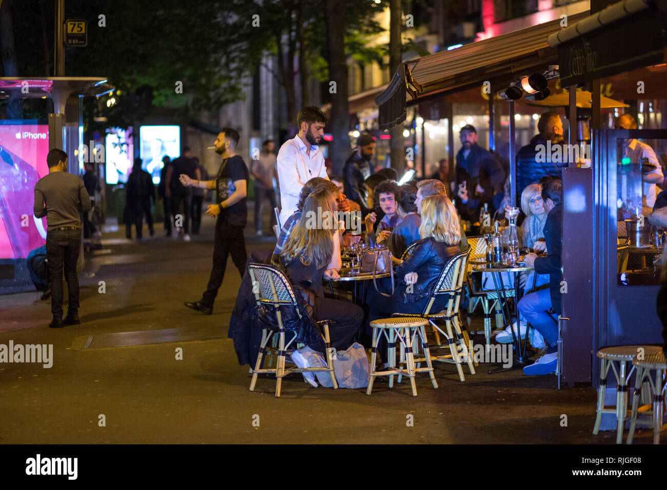 Scene in a parisian brasserie hi-res stock photography and images - Alamy