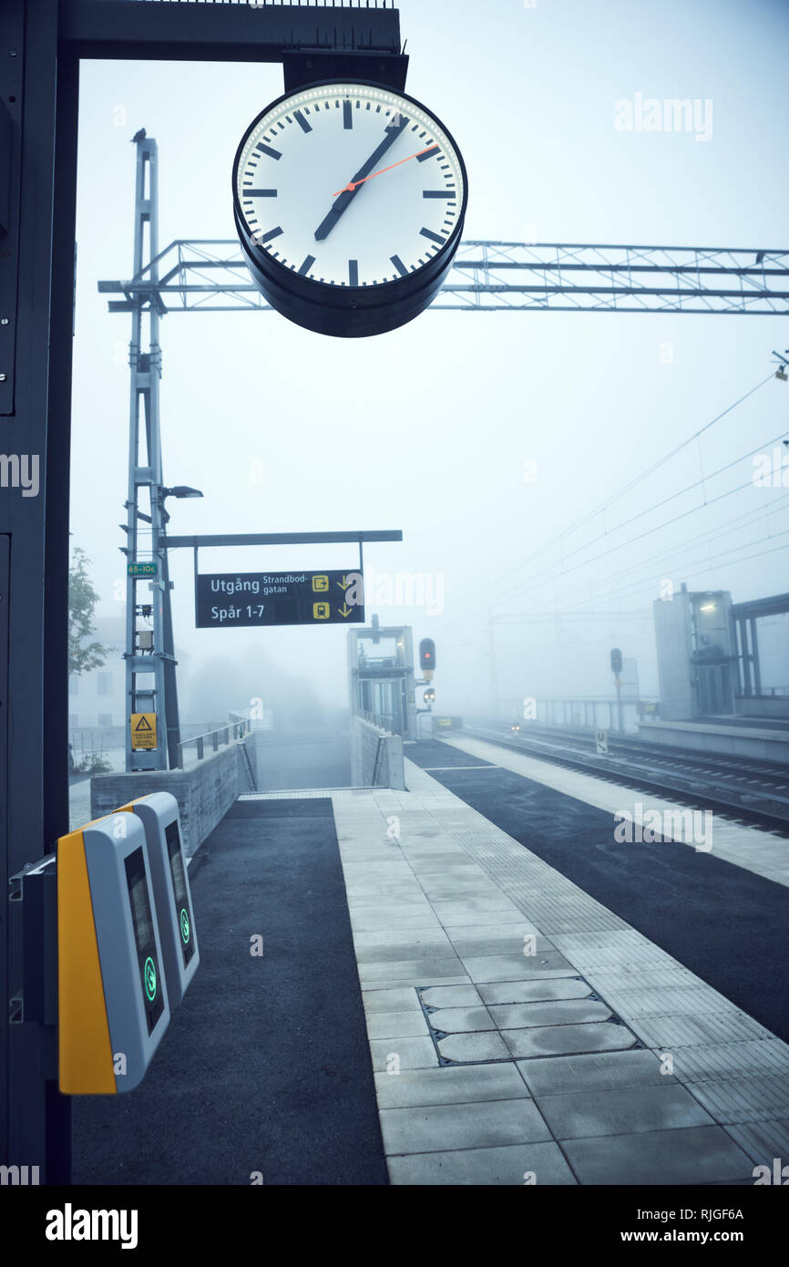 Station clock platform hi-res stock photography and images - Alamy