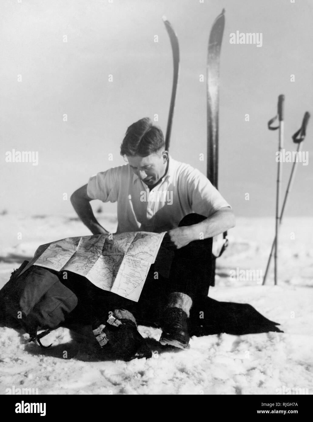 Reading a map Black and White Stock Photos & Images - Alamy