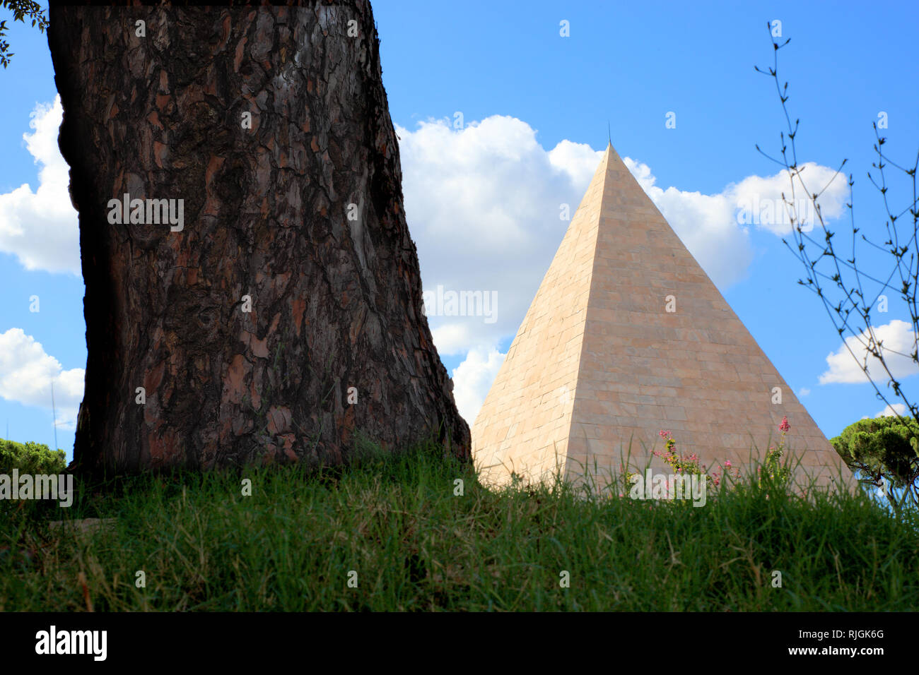 Pyramid of Cestius, Piramide di Caio Cestio or Piramide Cestia, built ...