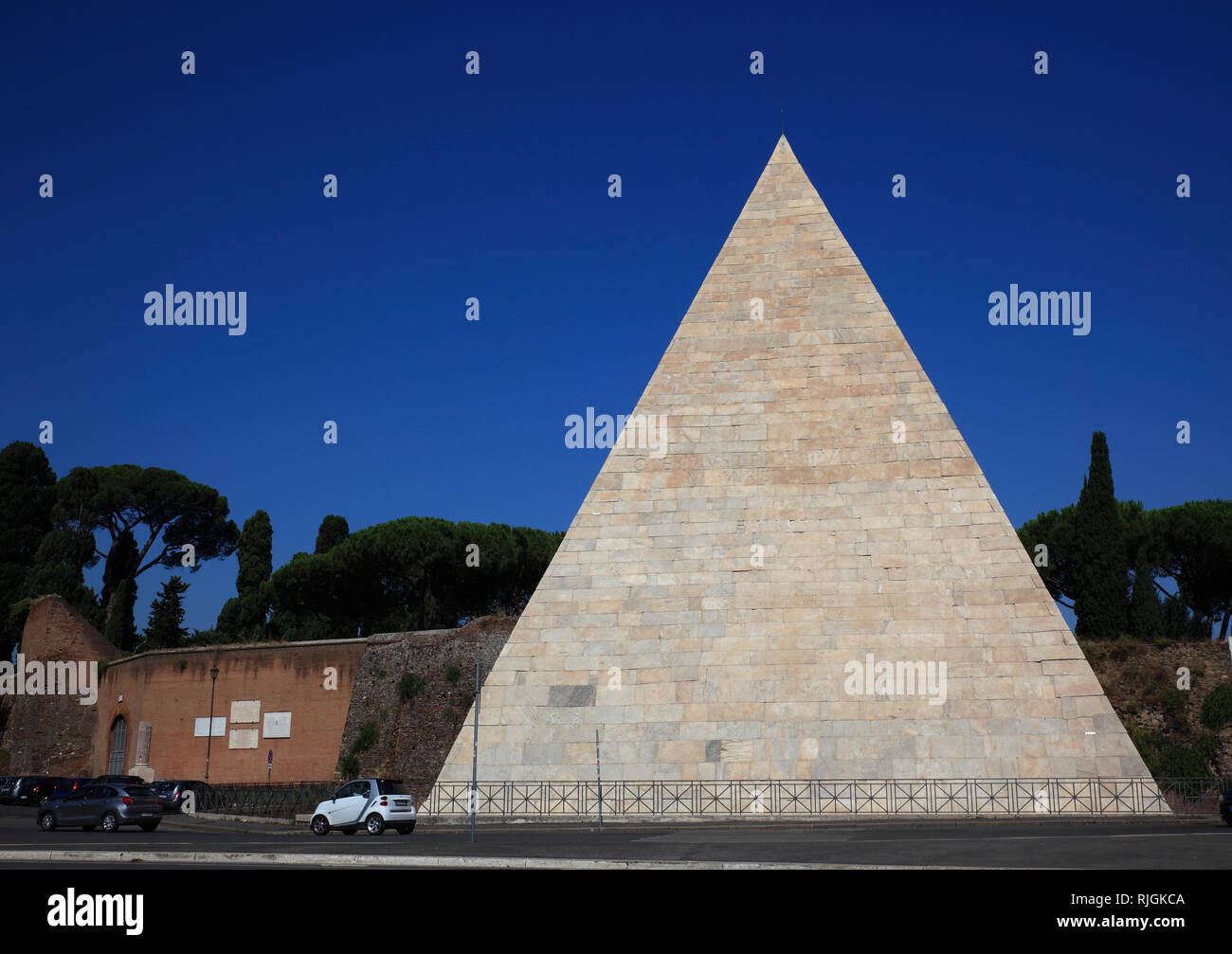 Gaius cestius pyramide hi-res stock photography and images - Alamy