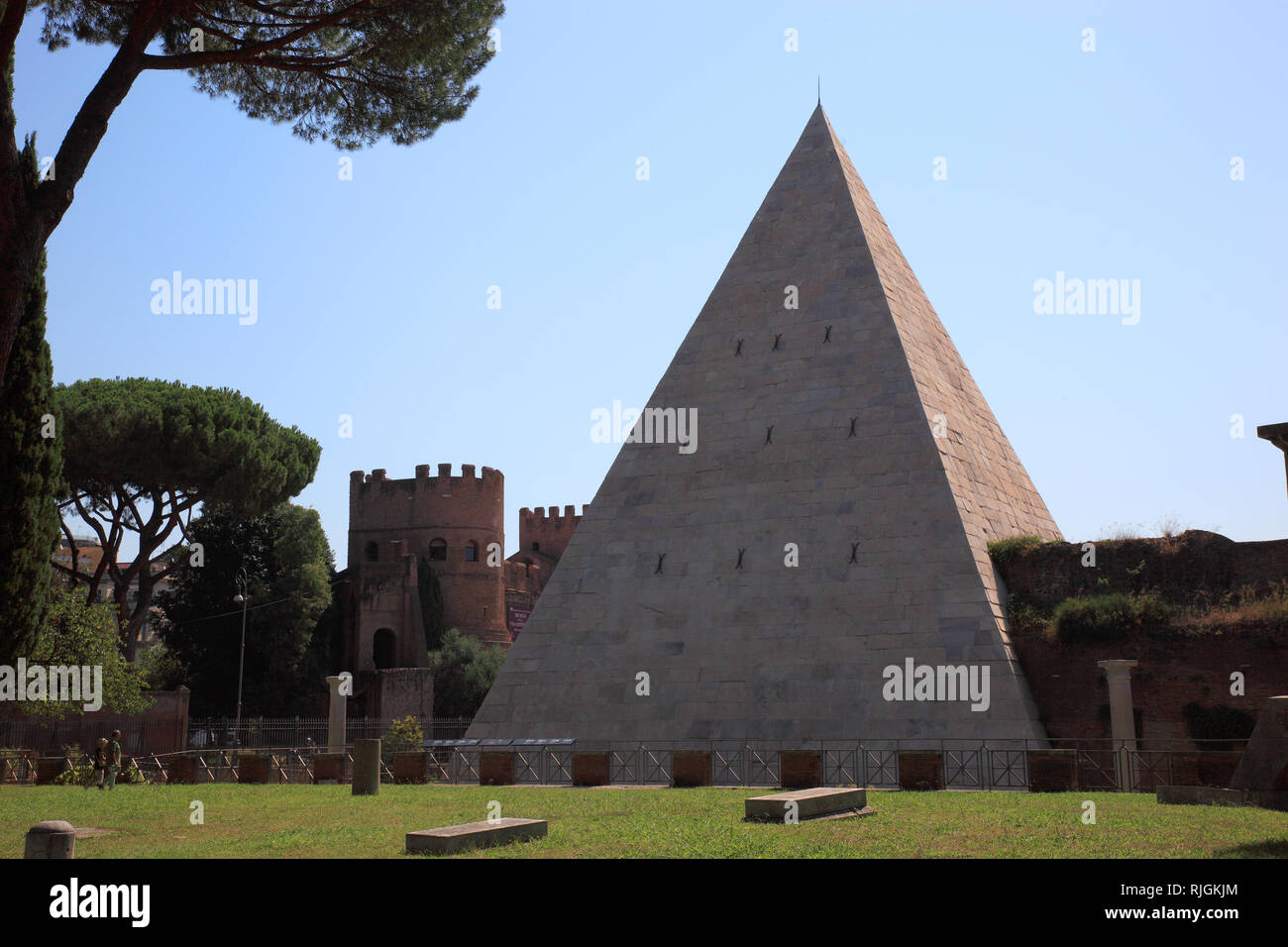 Cimitero cestio piramide hi-res stock photography and images - Alamy