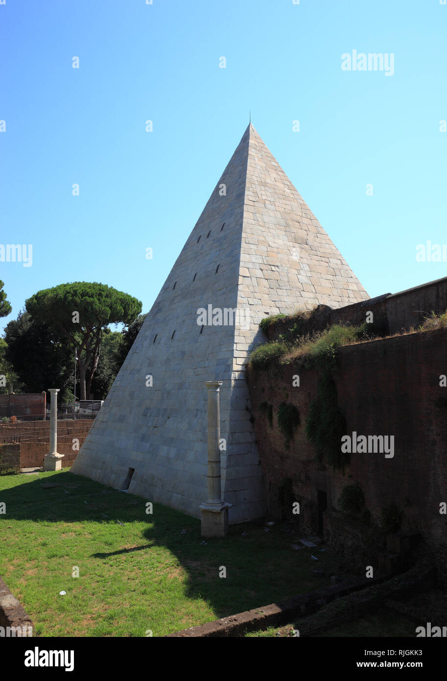 Cimitero cestio piramide hi-res stock photography and images - Alamy