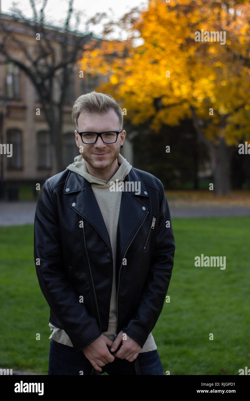 Smart smiling guy in casual clothes, looking straight Stock Photo - Alamy