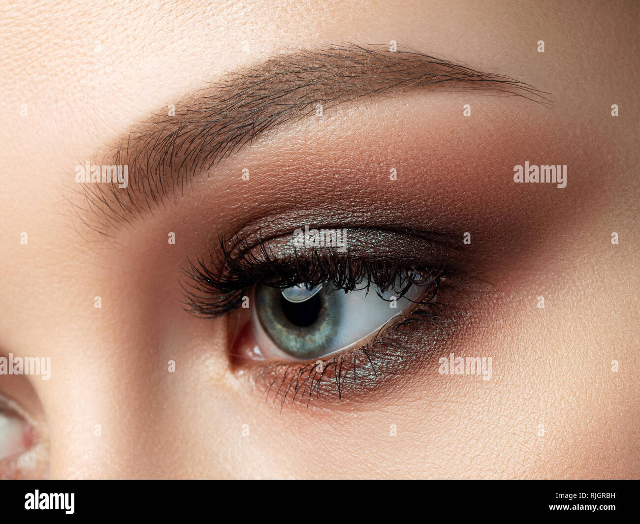 Black eye makeup hi-res stock photography and images - Alamy