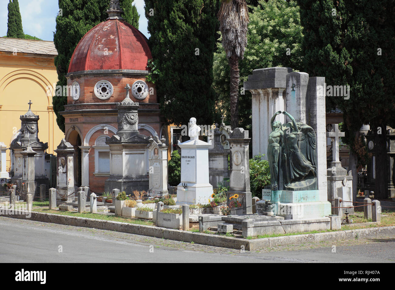 Campo Verano, Cimitero del Verano, a cemetery in Tiburtino, Rome, Italy ...