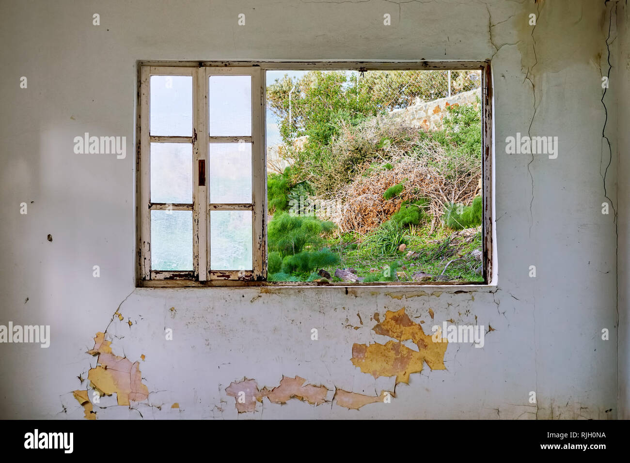 Crack wall house interior hi-res stock photography and images - Alamy