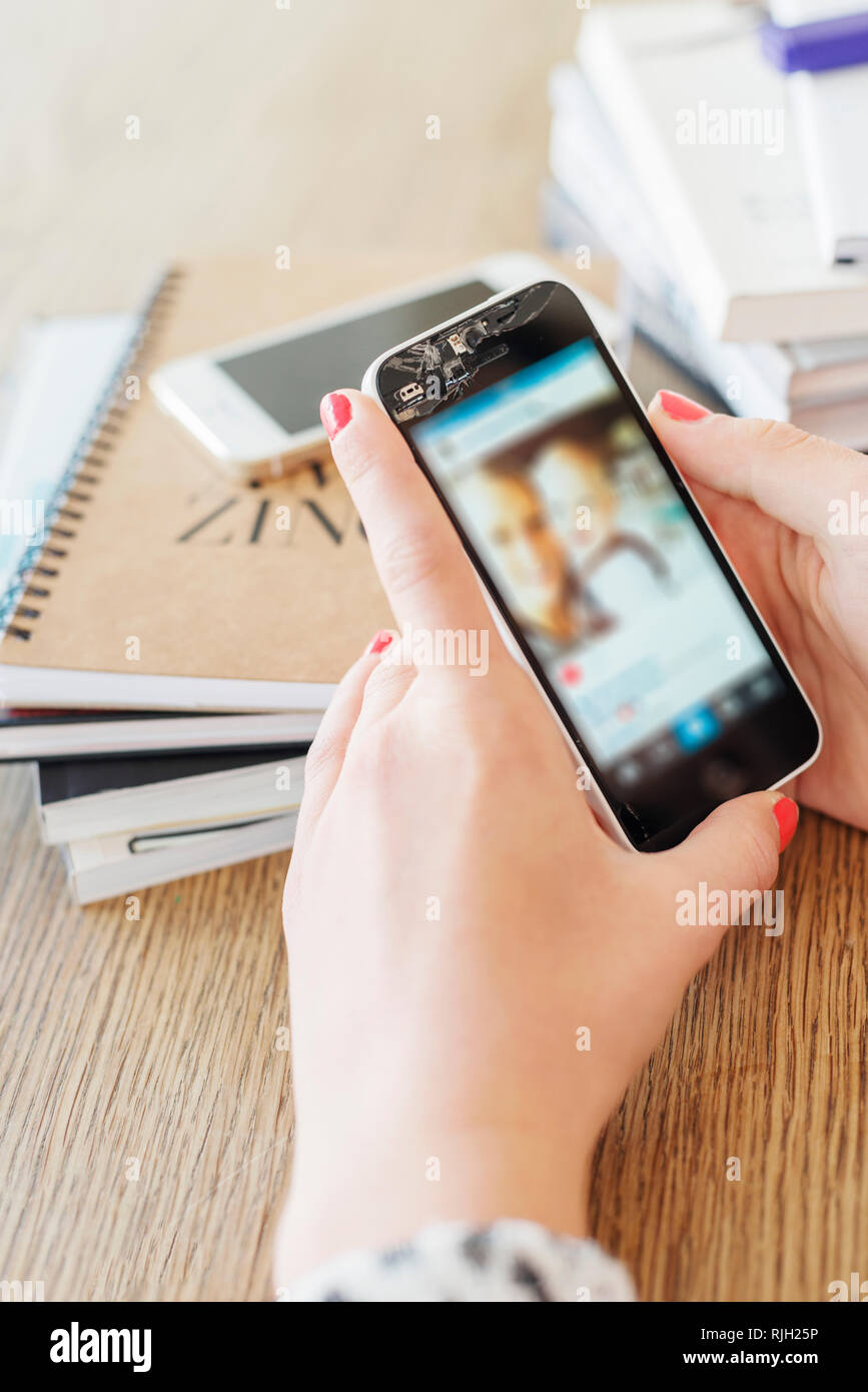 Hands holding cell phone Stock Photo - Alamy