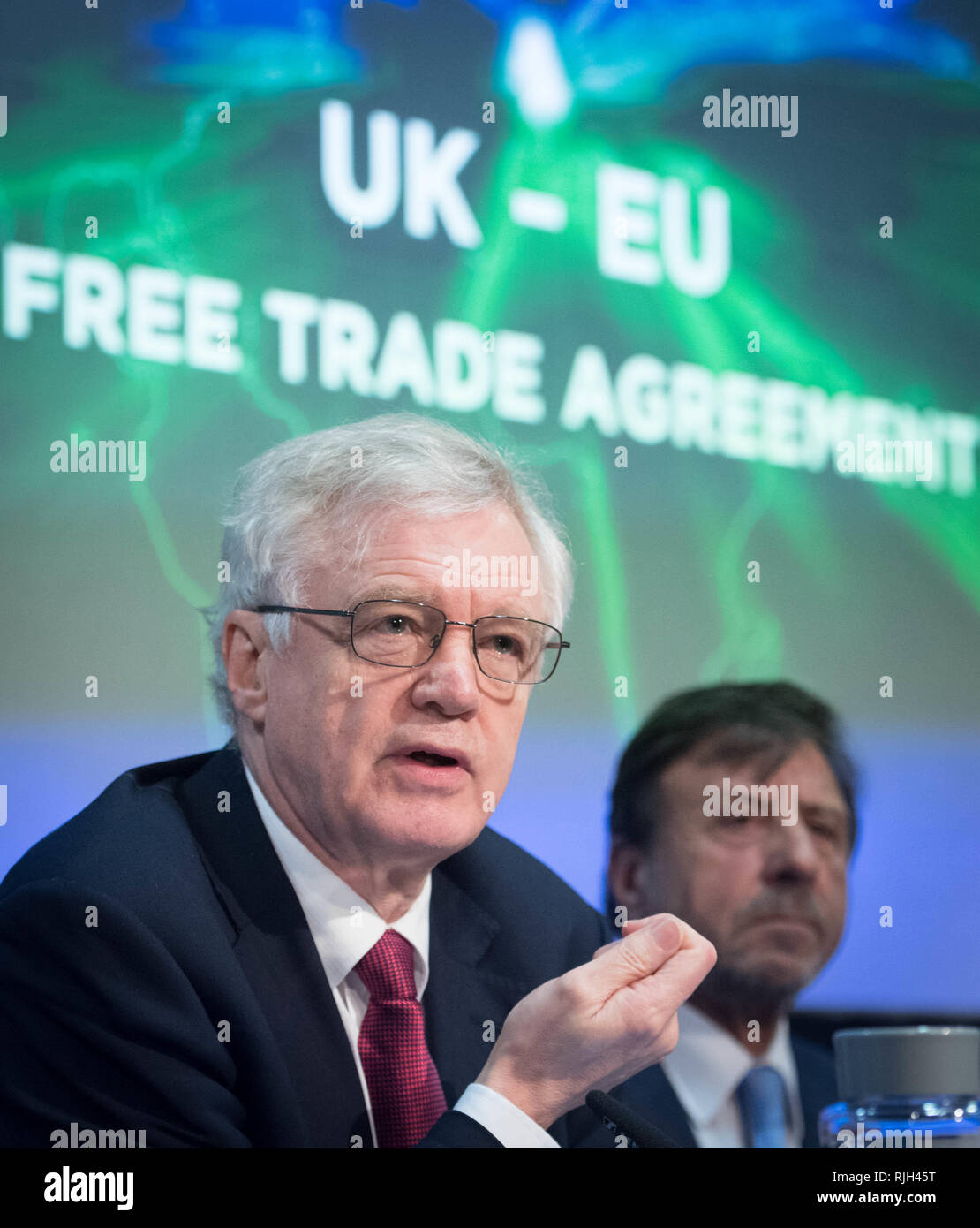 Queen elizabeth ii paper hi-res stock photography and images - Alamy