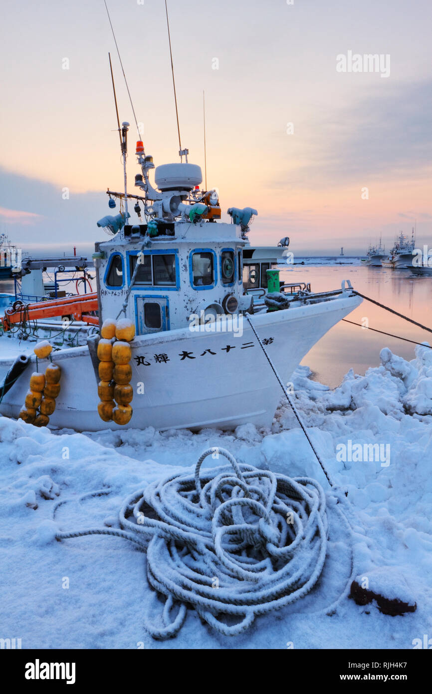 Snowy seaport hi-res stock photography and images - Alamy
