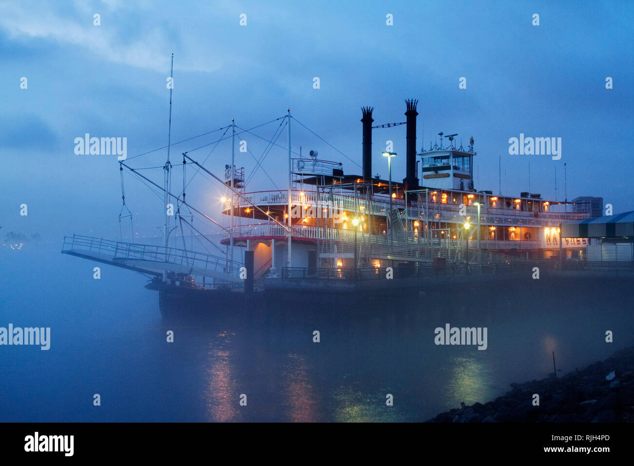 Old fashioned riverboat hi-res stock photography and images - Alamy