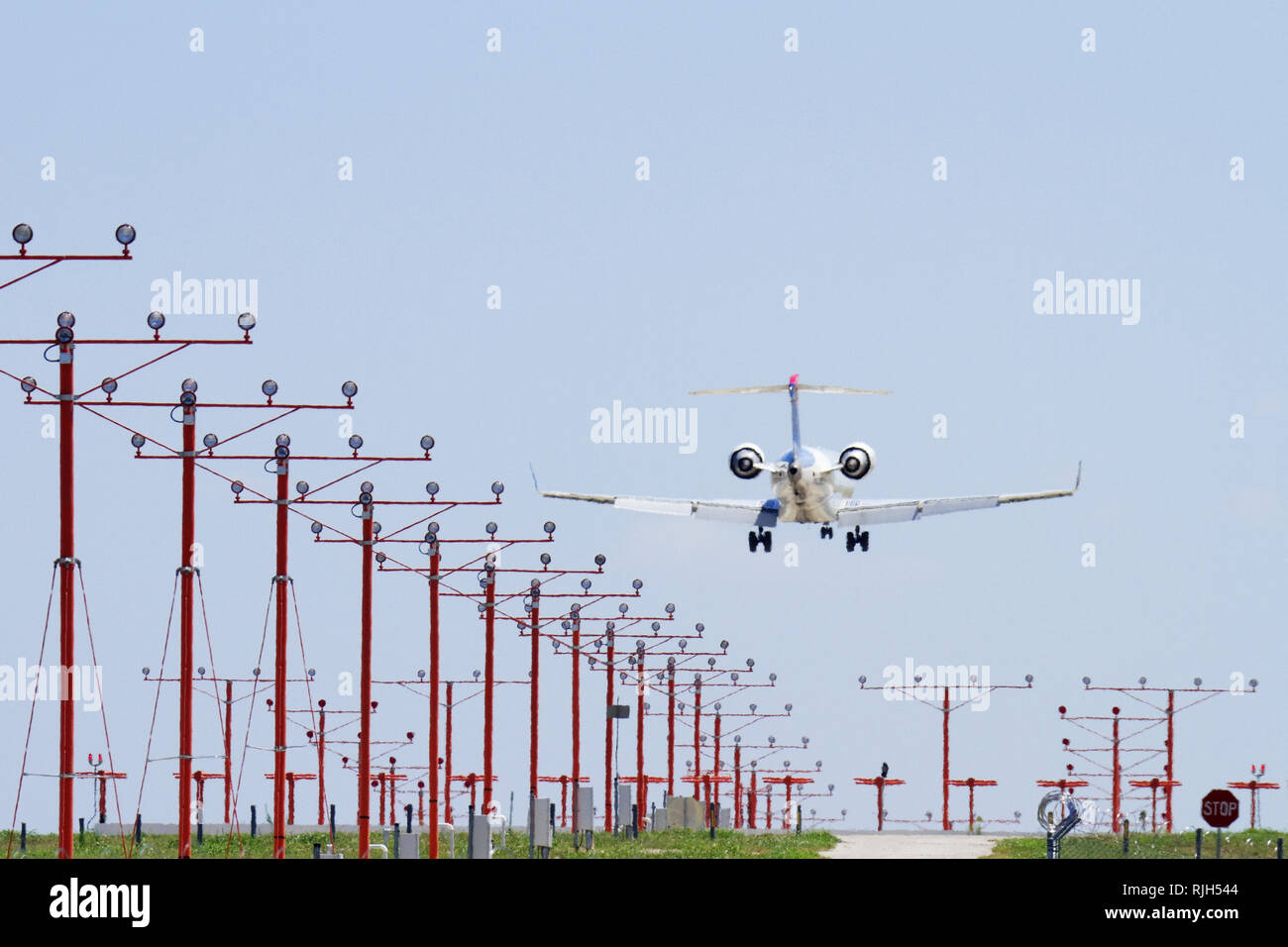 Airplane landing dallas hi-res stock photography and images - Alamy