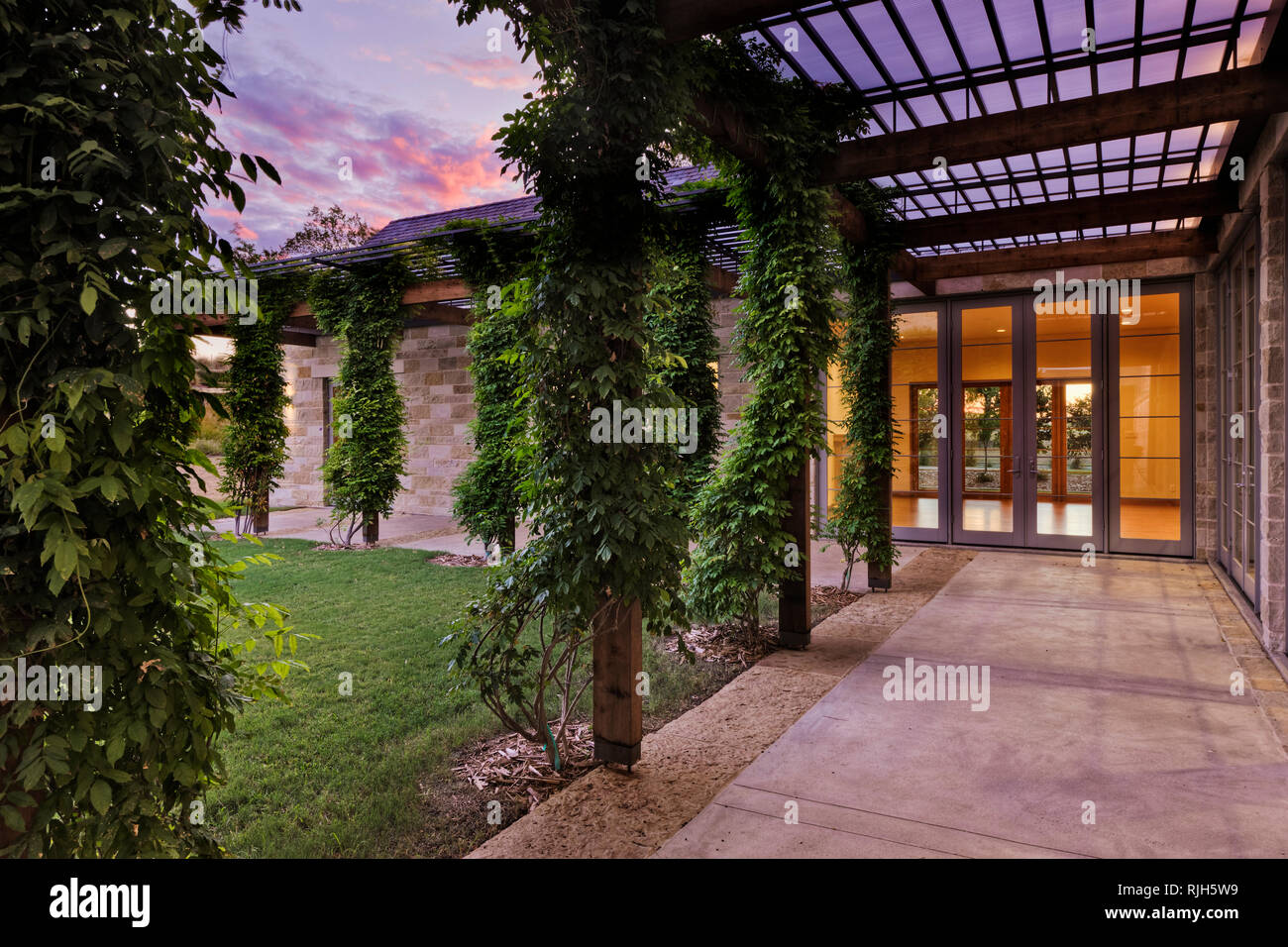 Ivy covered patio hi-res stock photography and images - Alamy