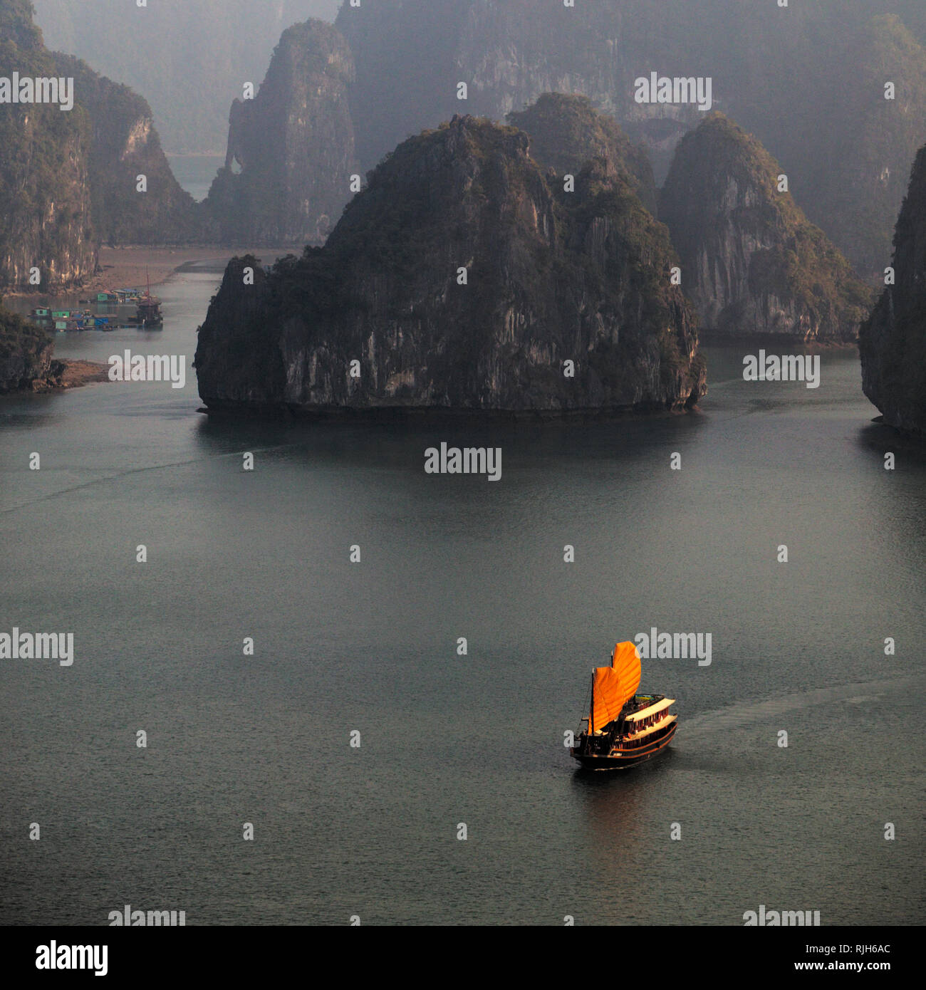 Chinese Boat With Orange Sails Stock Photo - Alamy