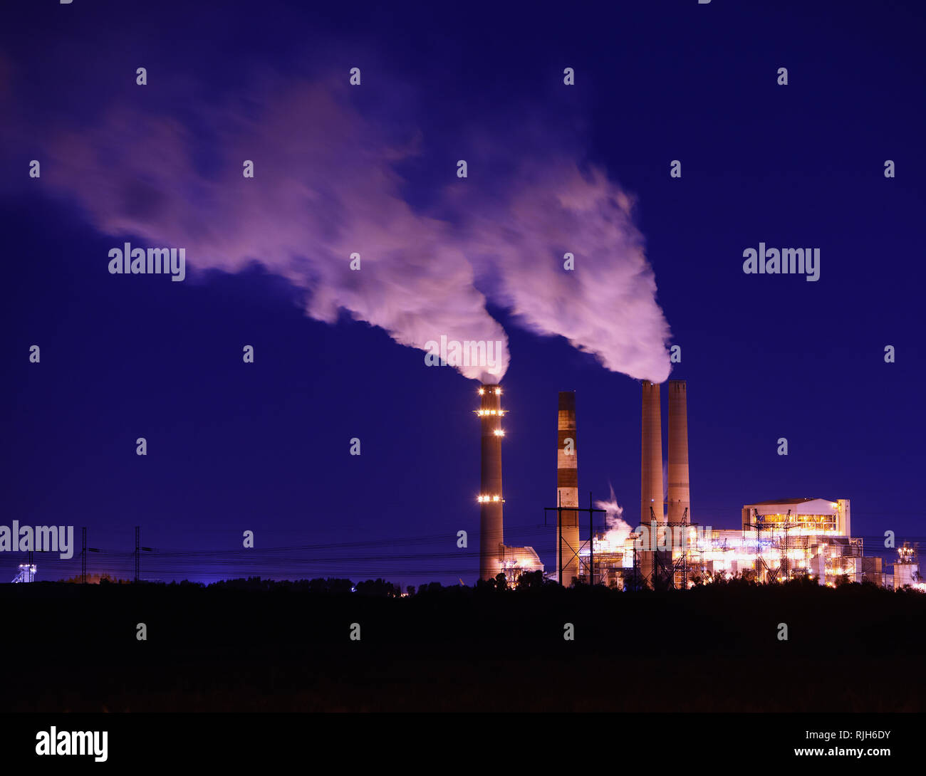 Smokestacks billowing smoke hi-res stock photography and images - Alamy