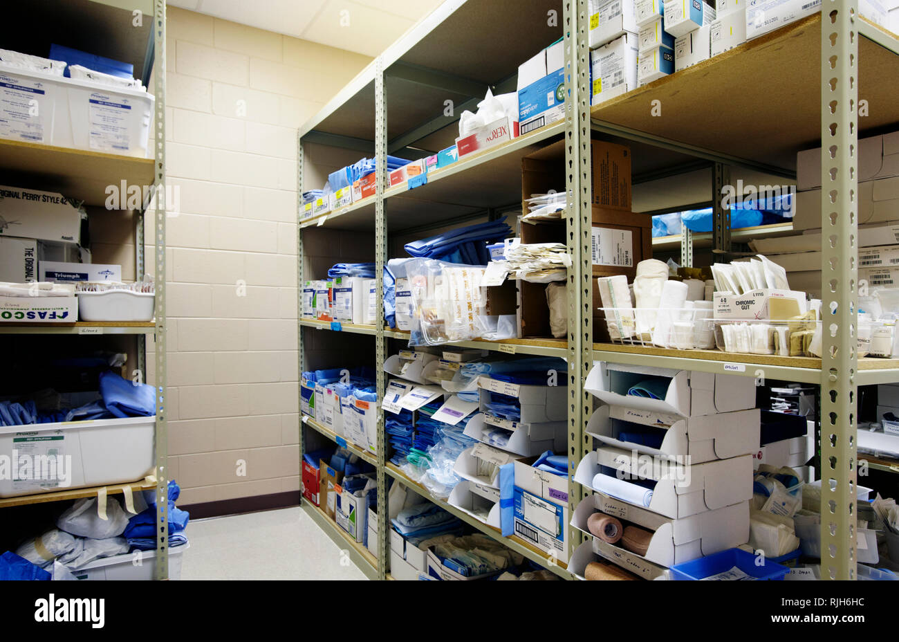 Hospital surgical equipment supply room hi-res stock photography and ...
