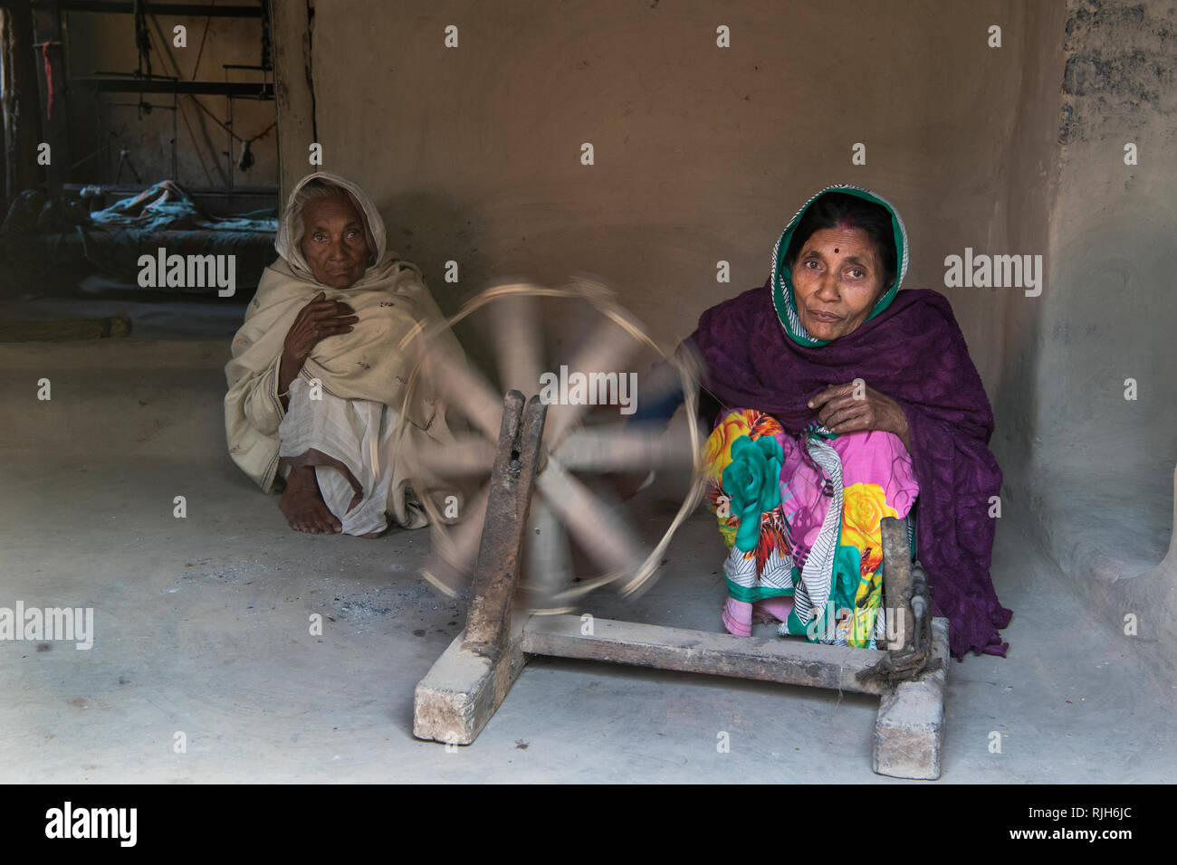 The image of Lady with Handloom Spinning wheel in Purulia, West Bengal ...