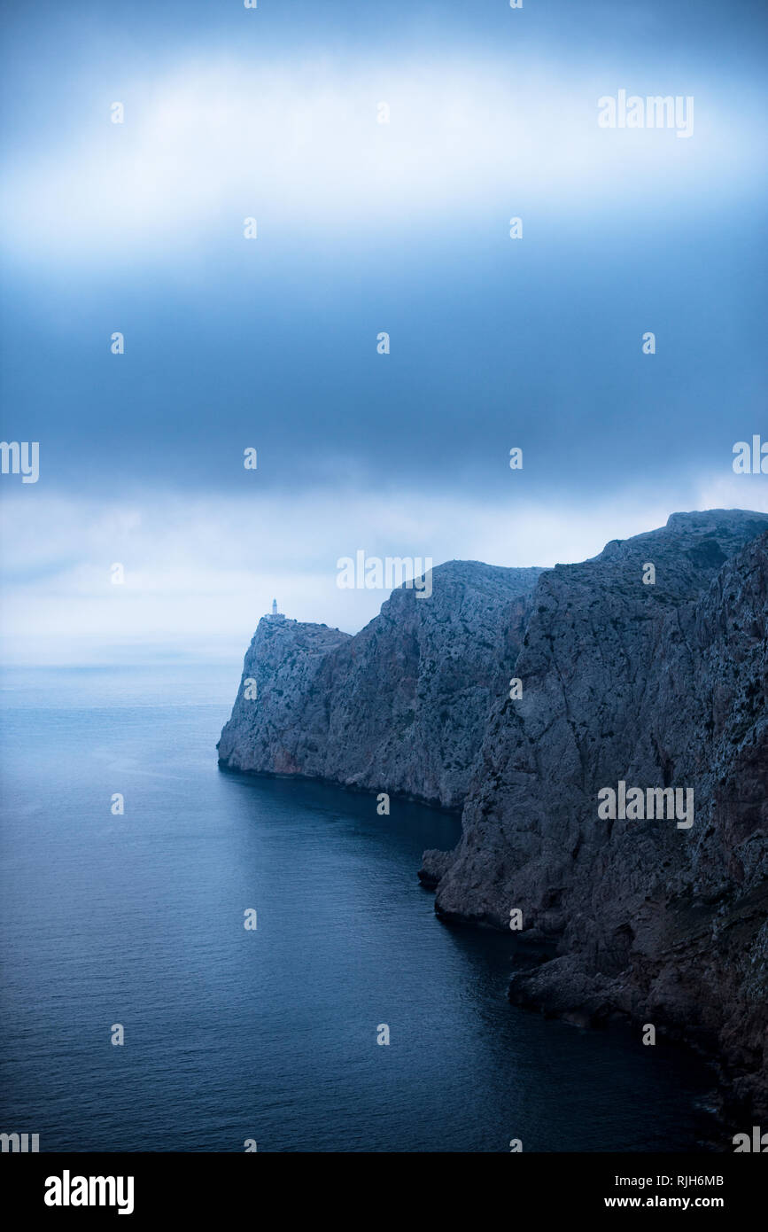 Dramatic rocky cliff face hi-res stock photography and images - Alamy