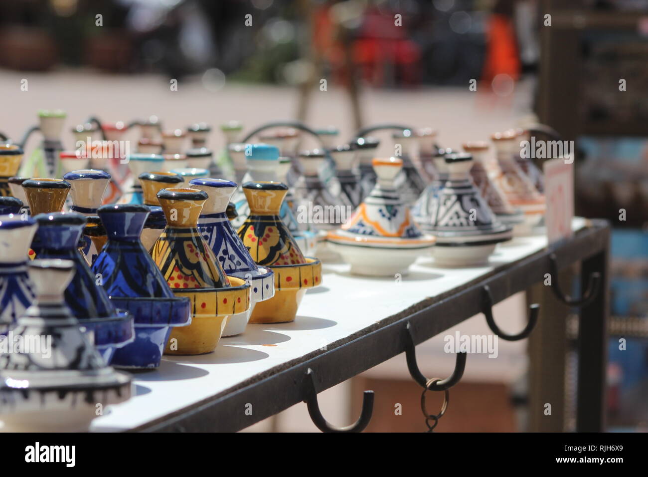 Moroccan pots in shop 1 Stock Photo - Alamy