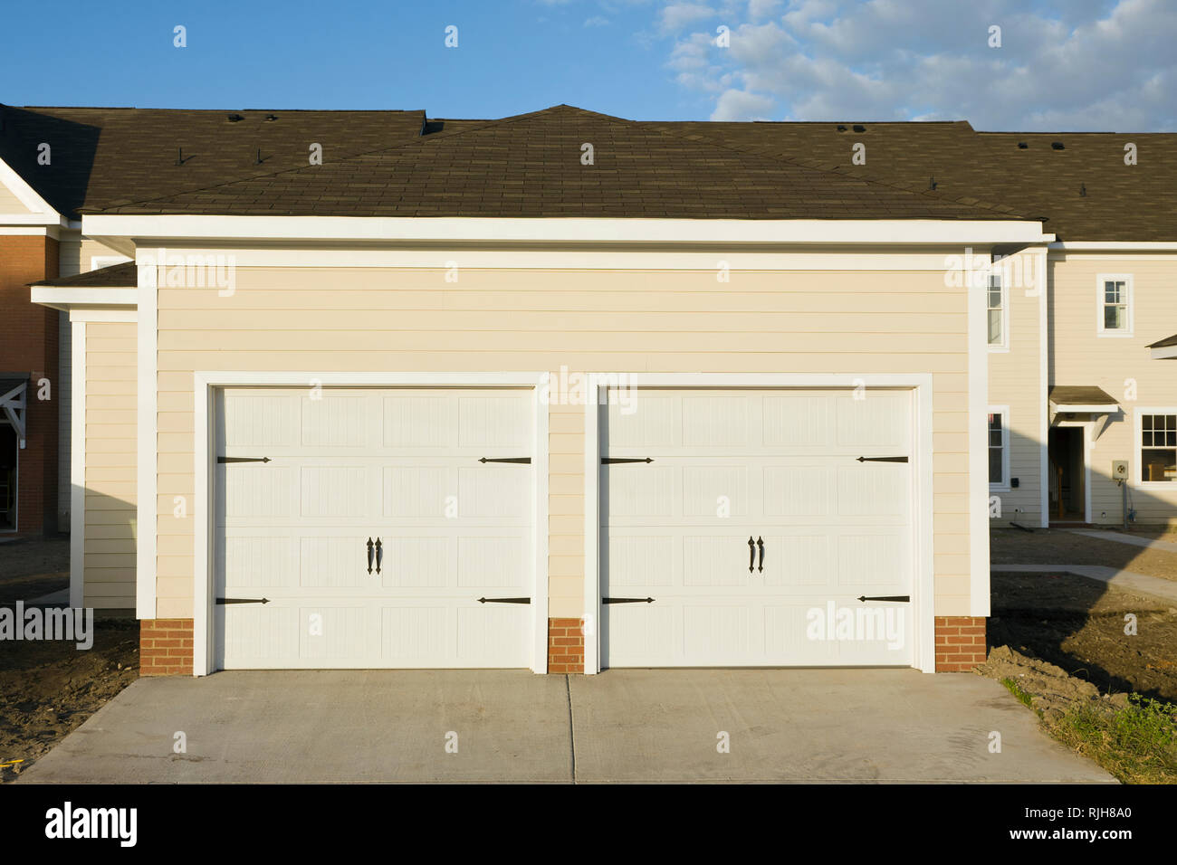 Townhouse garages hi-res stock photography and images - Alamy