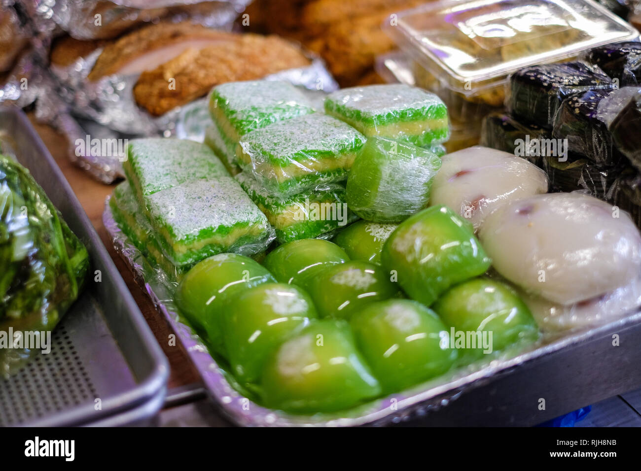 Eating to buy in a Vietnamese supermarket Stock Photo - Alamy