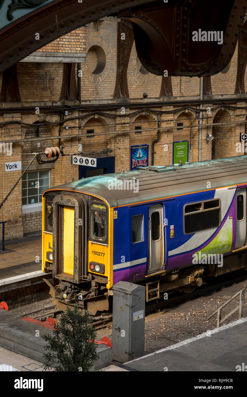 Class 150 dmu hi-res stock photography and images - Alamy