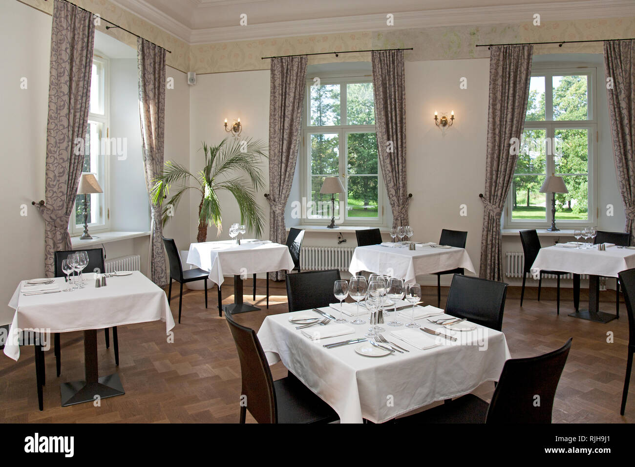 Empty luxury restaurant Stock Photo - Alamy