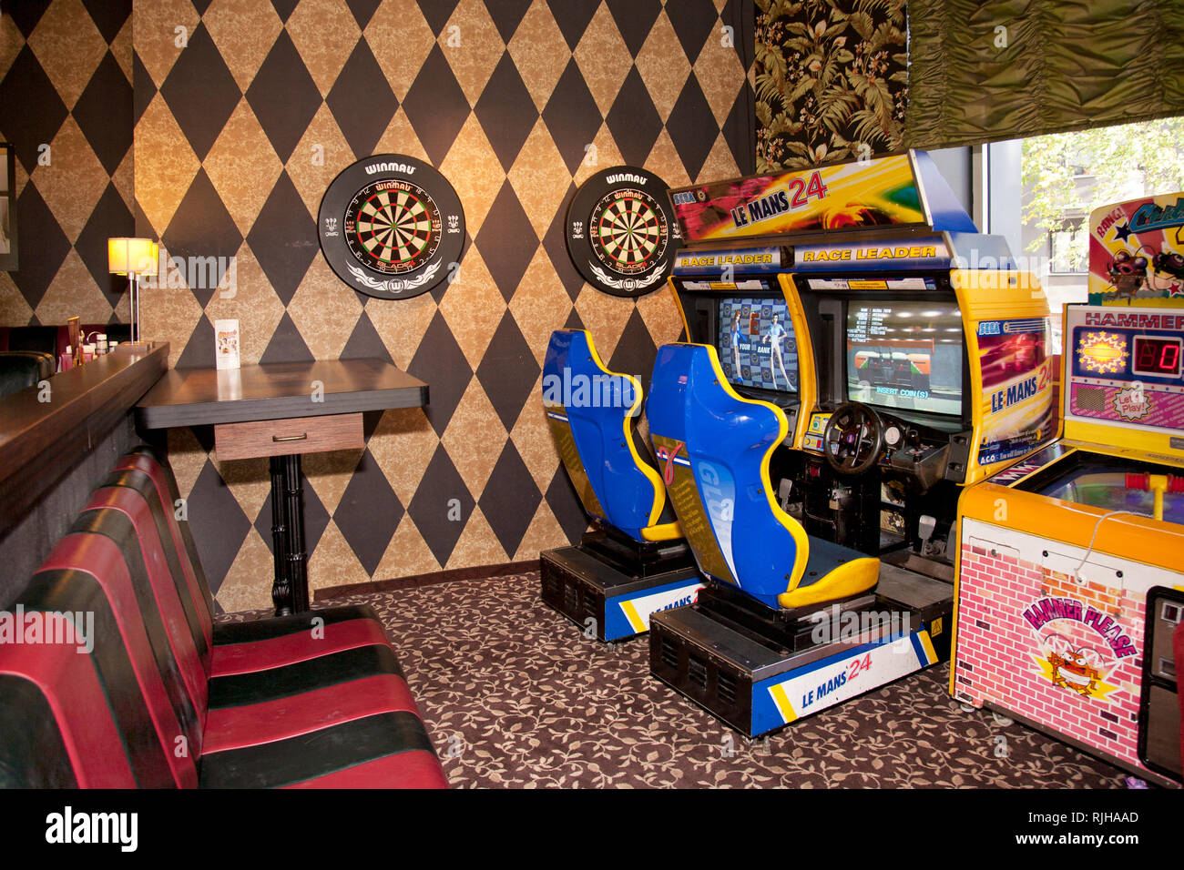 Empty video arcade hi-res stock photography and images - Alamy