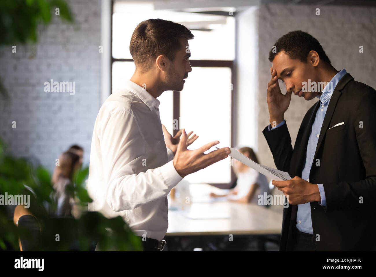 Boss and employee argue hi-res stock photography and images - Alamy