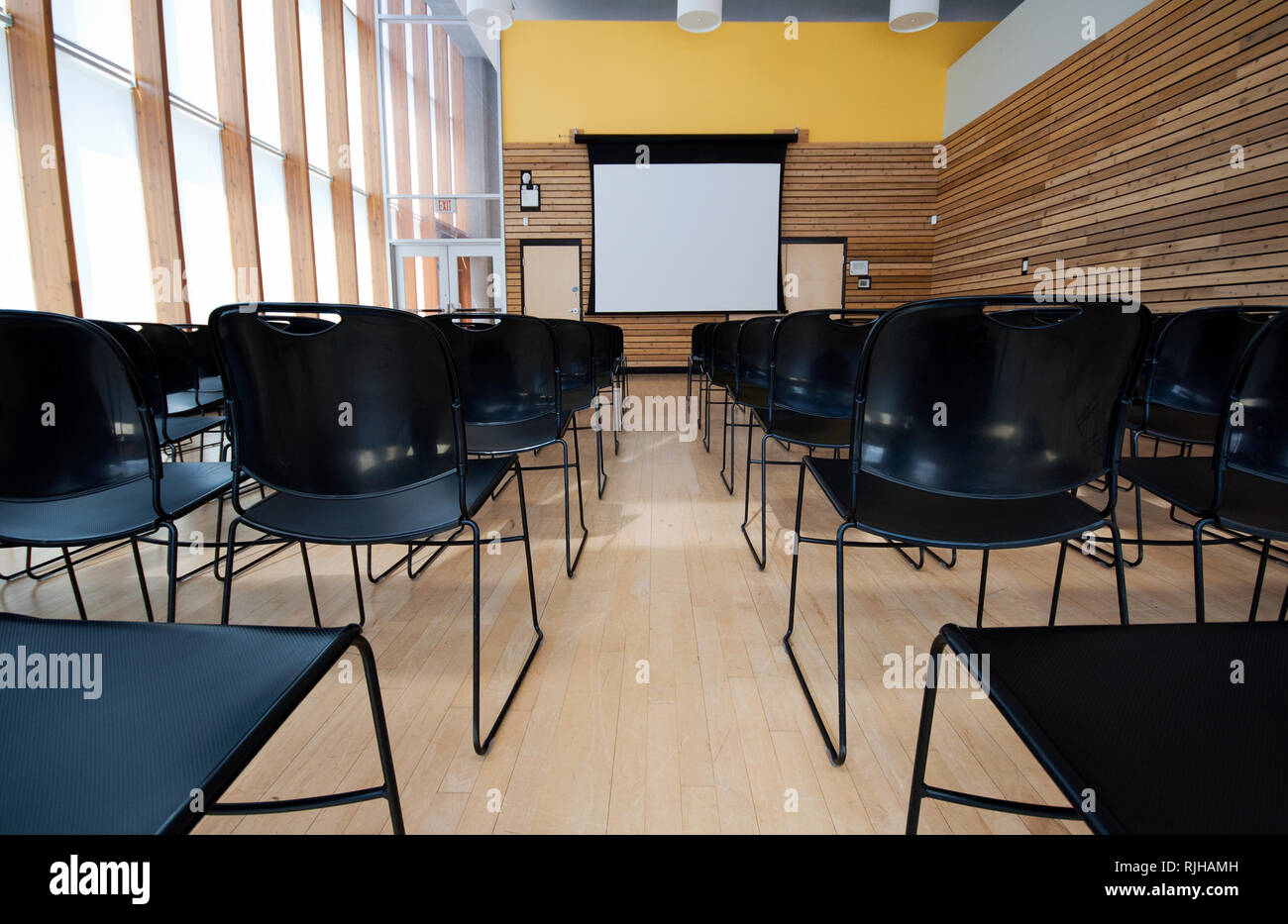 Chairs and projection screen in empty room Stock Photo - Alamy