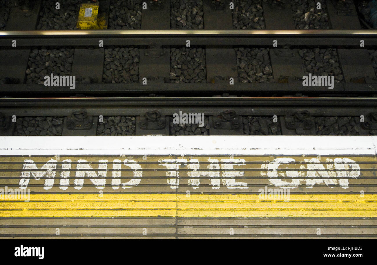 Overhead subway tracks hi-res stock photography and images - Alamy