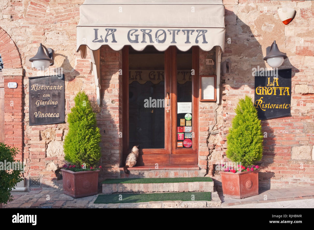 La grotta restaurant hi-res stock photography and images - Alamy