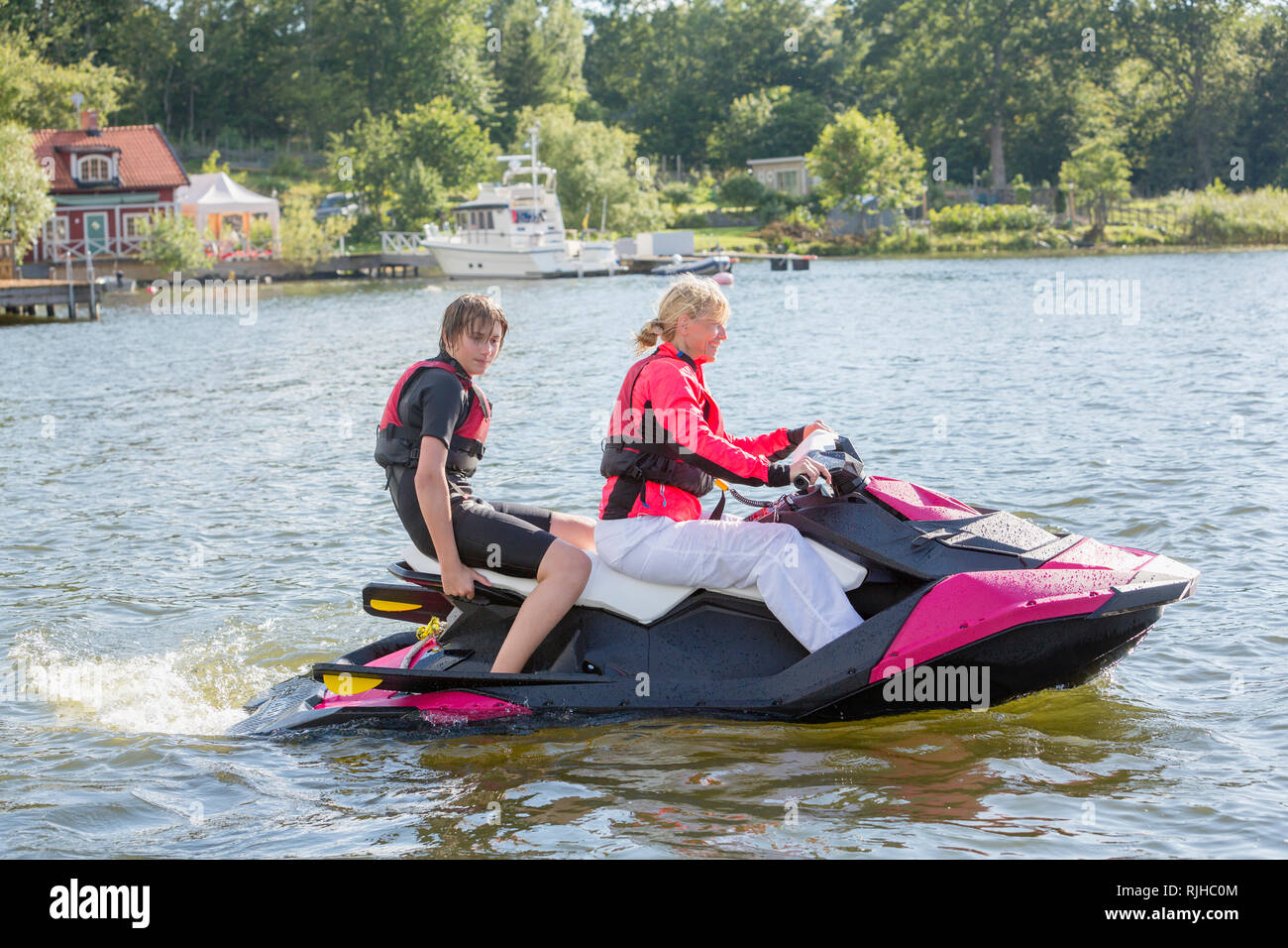 Two teenage children hi-res stock photography and images - Alamy