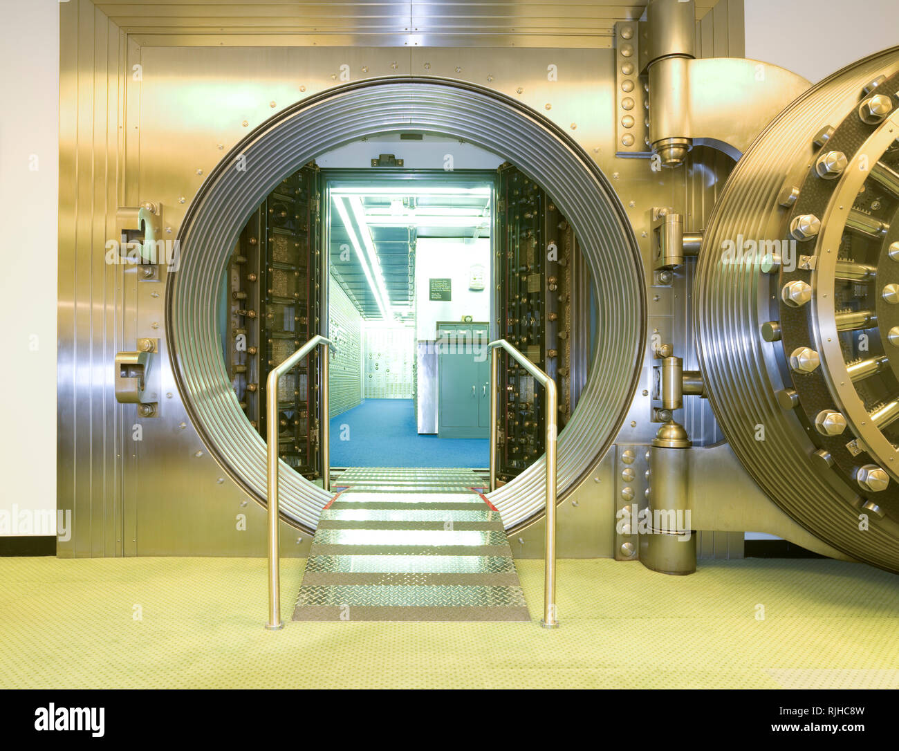 Open vault door Stock Photo - Alamy